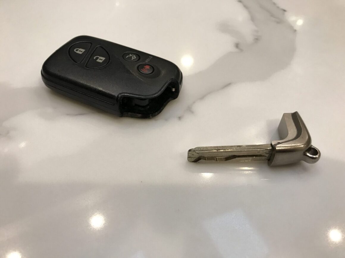 How to Replace Key Battery Without Any Tools: 2nd Gen Lexus IS350 - The ...